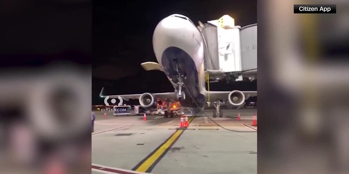 JetBlue airplane tips backwards during deboarding JetBlue airplane tips backwards during deboarding